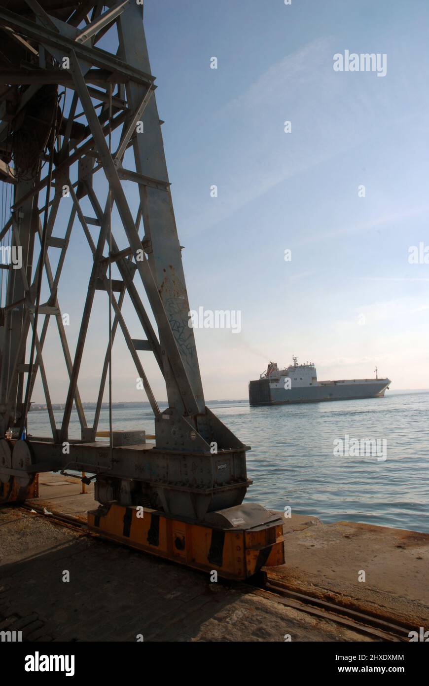 Large Crane, Thessaloniki Port Quayside, Thessaloniki, Greece Stock ...