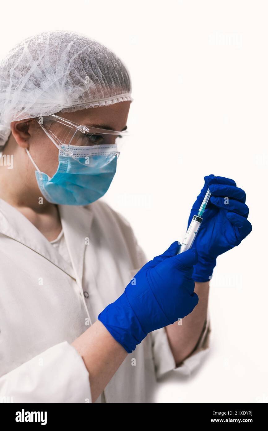 Doctor preparing a syringe for an injection Stock Photo - Alamy