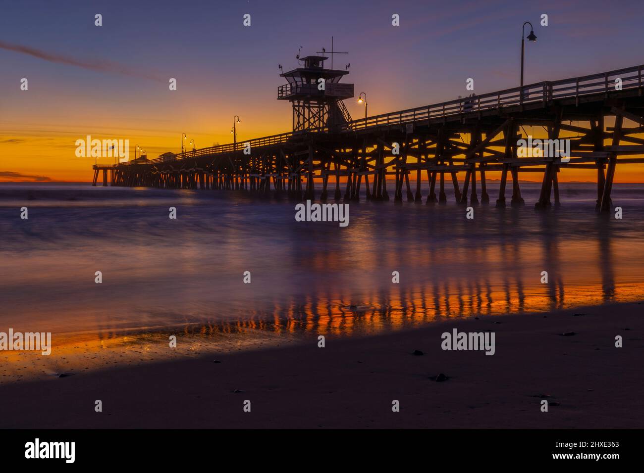 Lovers at beach at night hi-res stock photography and images - Alamy