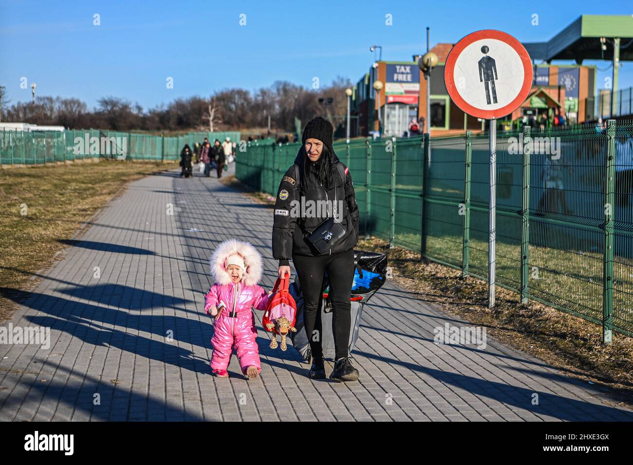 Medyka, Poland. 11th Mar, 2022. A Ukrainian refugee and her small child ...