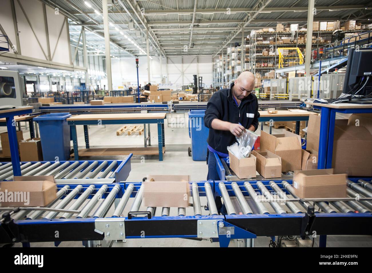 Worker packing parcels Stock Photo - Alamy