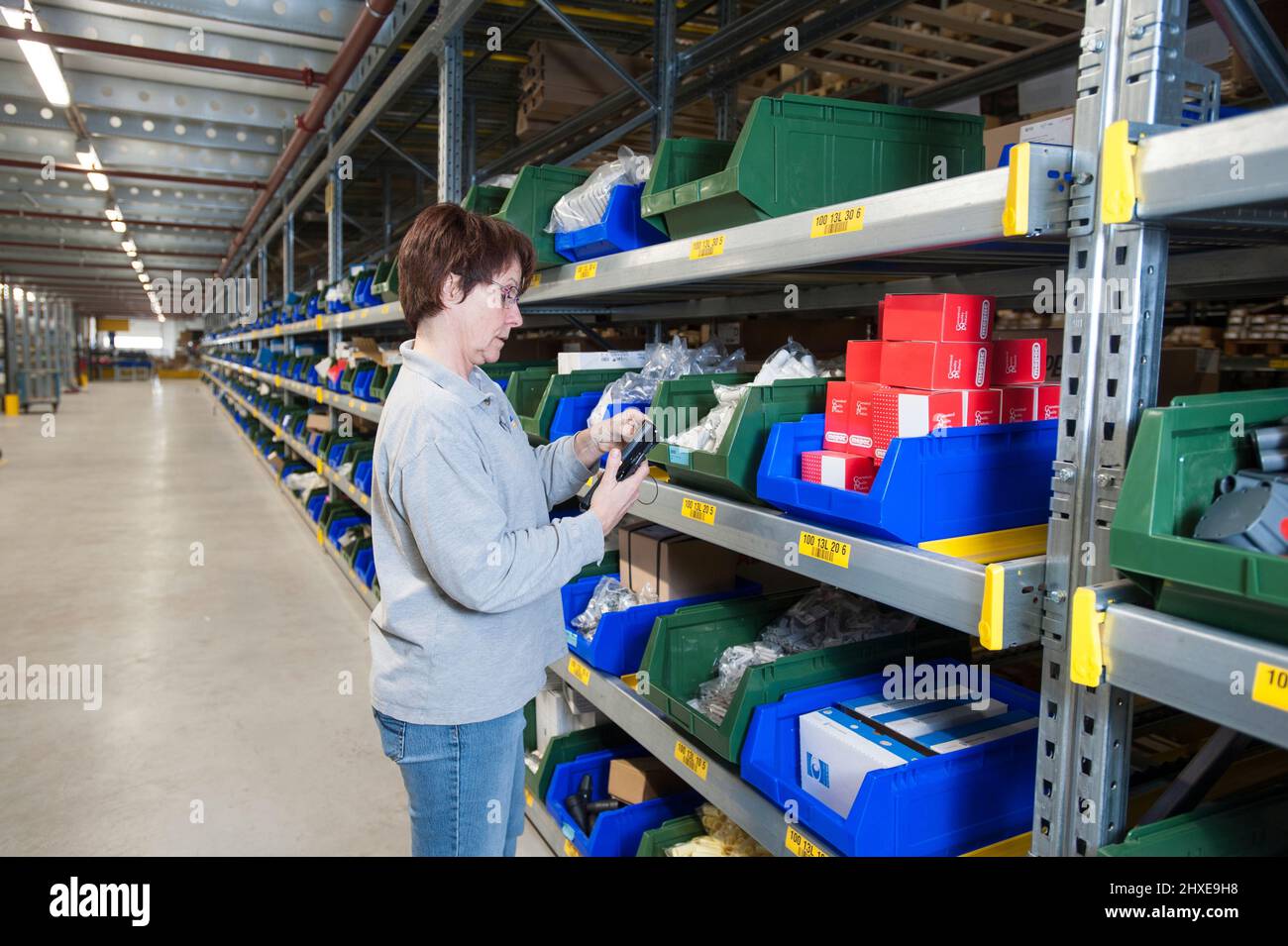 Worker scanning items in a distribution centre Stock Photo - Alamy