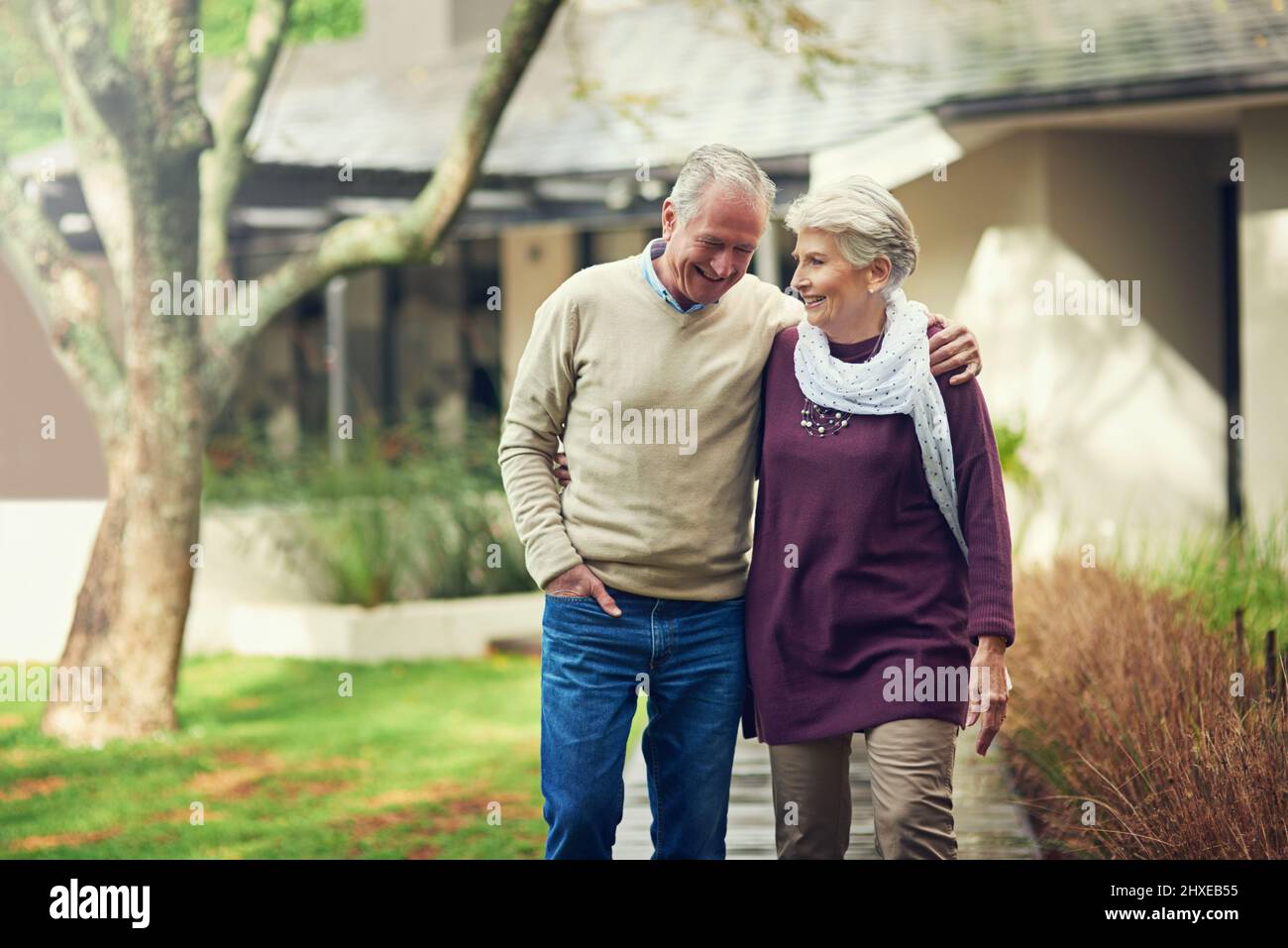 Couple people walking home together hi-res stock photography and images ...