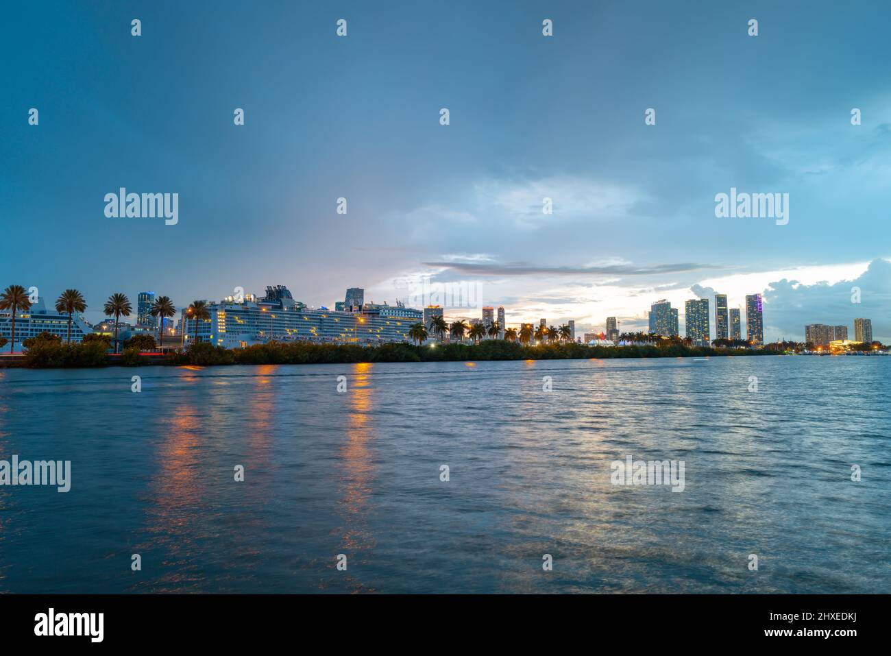 Miami at sunset. Miami Florida, colorful skyline of Macarthur causeway ...