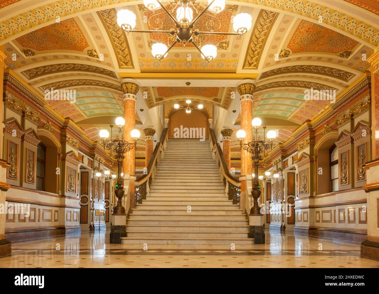 The steps of the illinois state capitol hi-res stock photography and ...