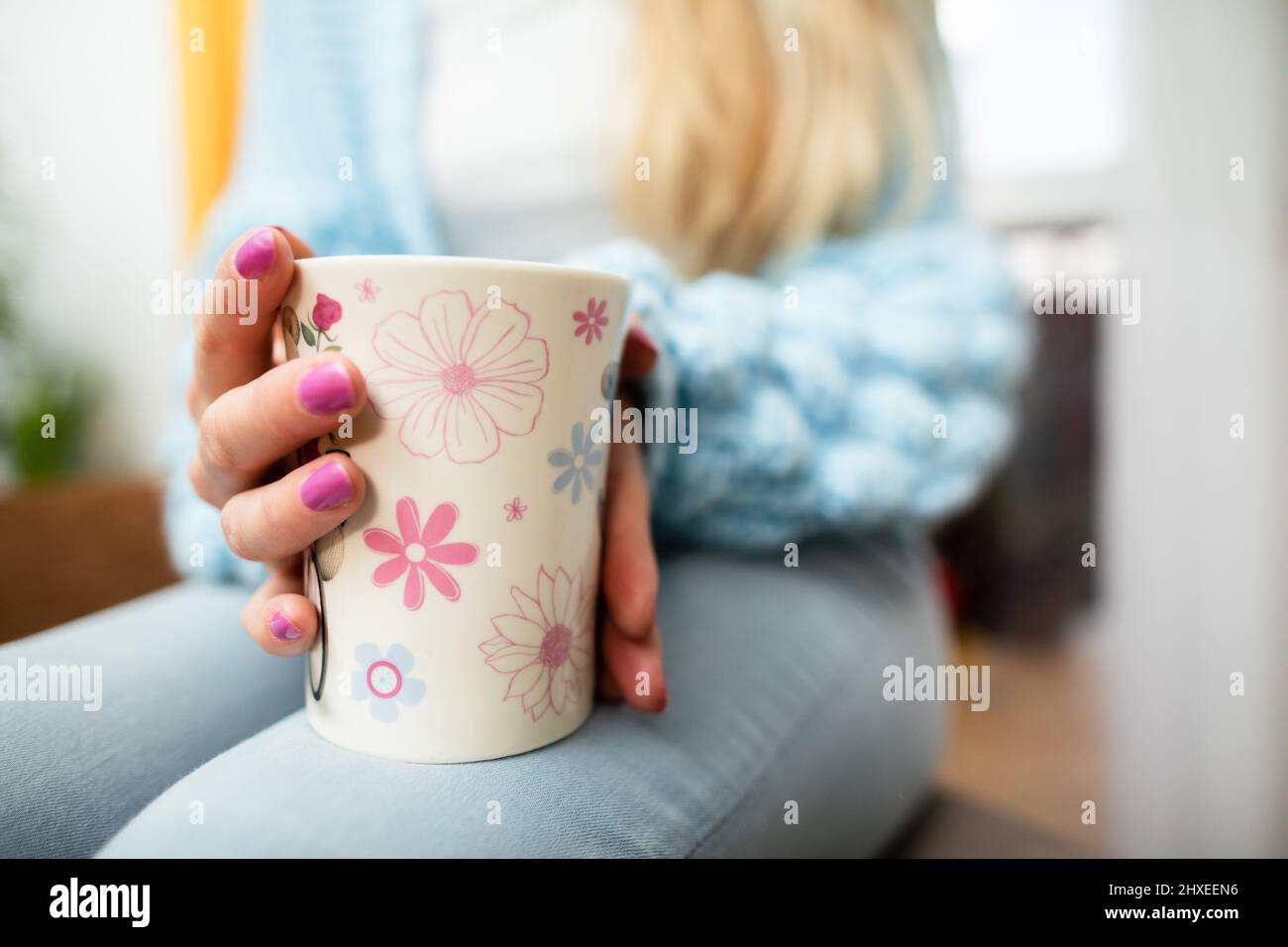 Hands around mug hi-res stock photography and images - Alamy