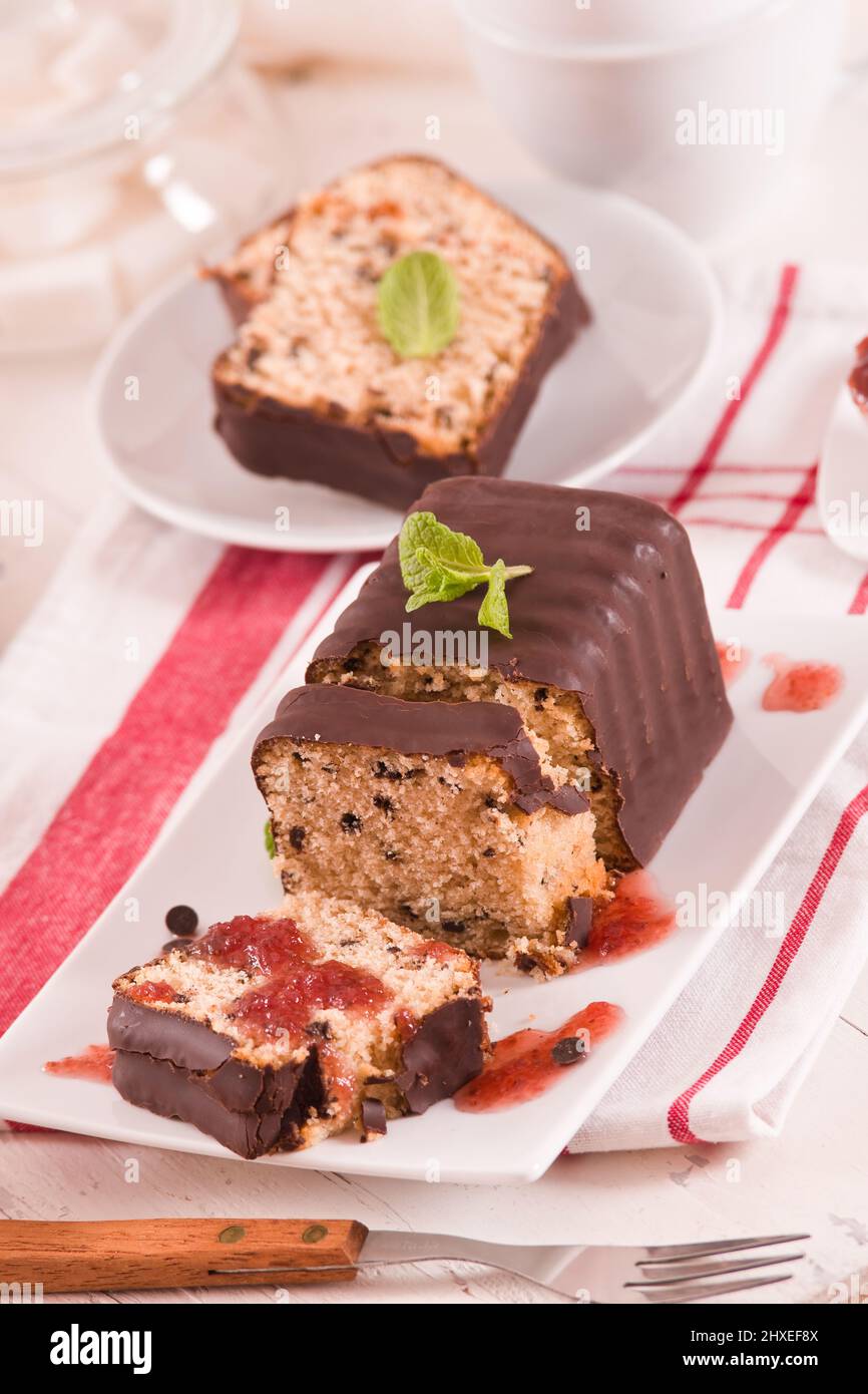 Sponge cake with chocolate frosting Stock Photo - Alamy