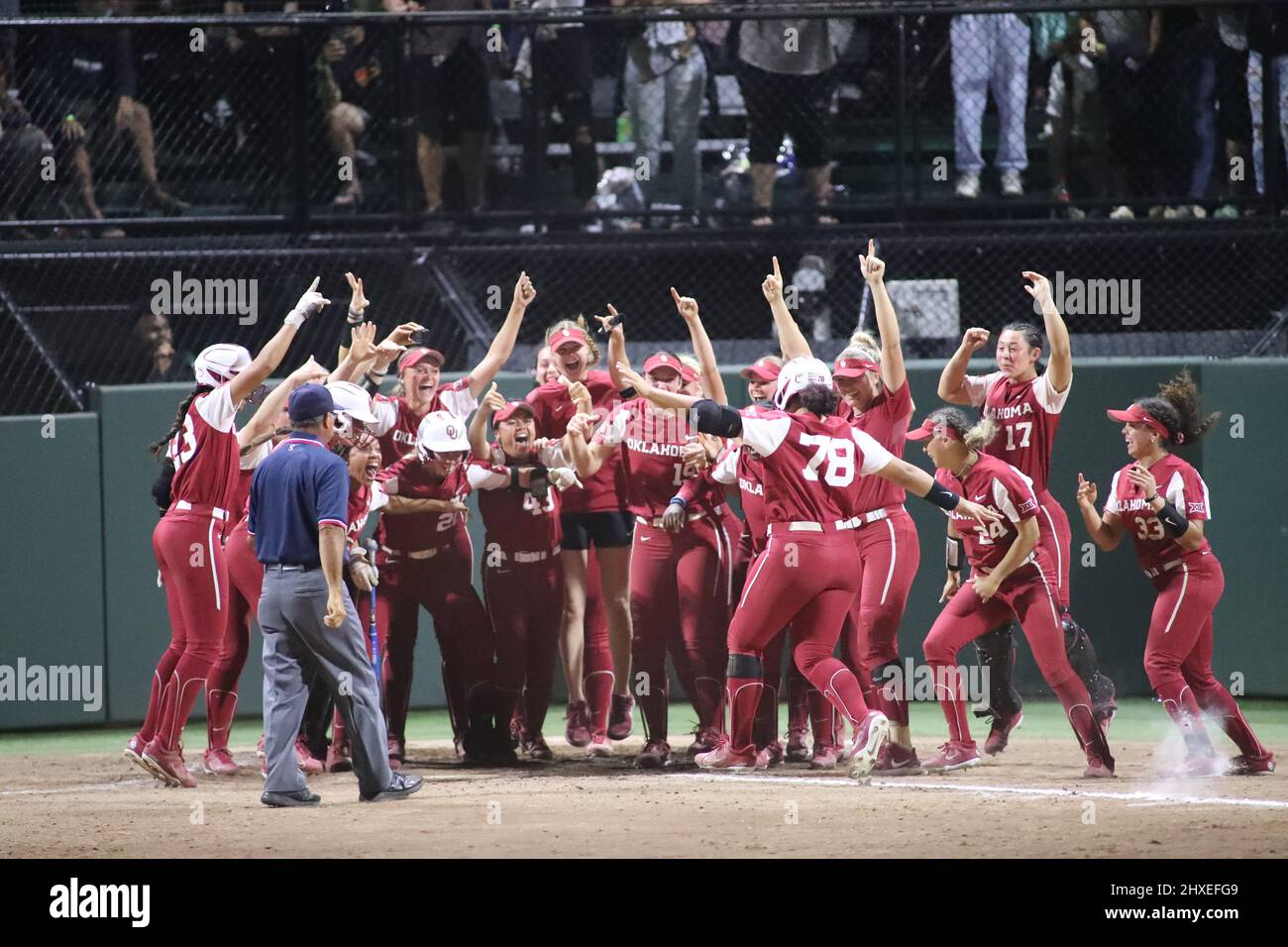 March 11 2022 Oklahoma Sooners Jocelyn Alo Hits A Home Run To Break
