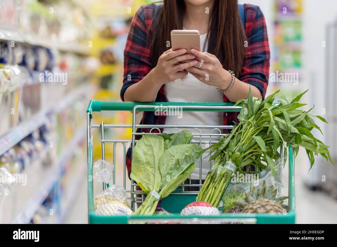Women handing over the phone hi-res stock photography and images - Alamy