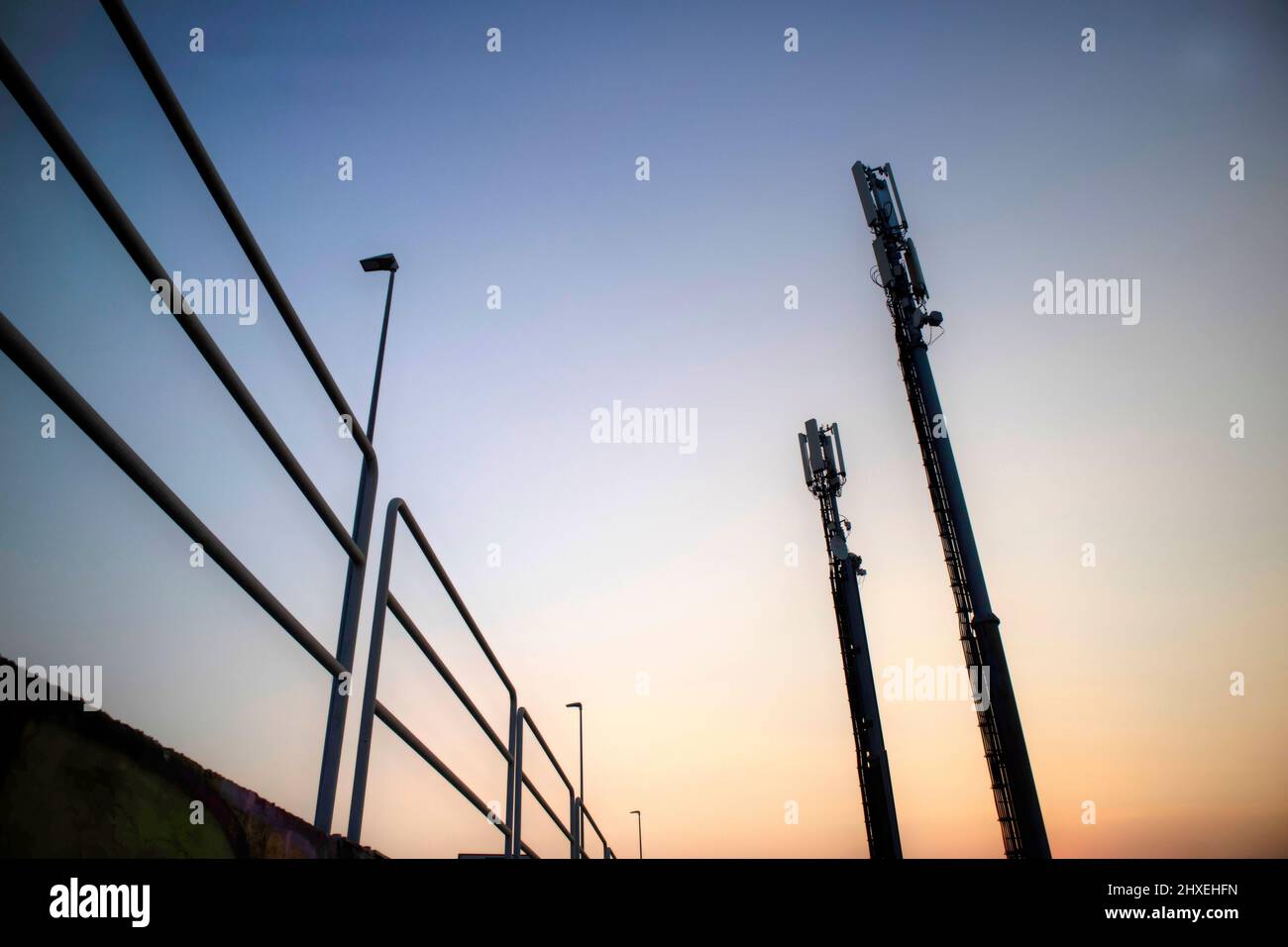 Phone antenna transmission poles hi-res stock photography and images ...