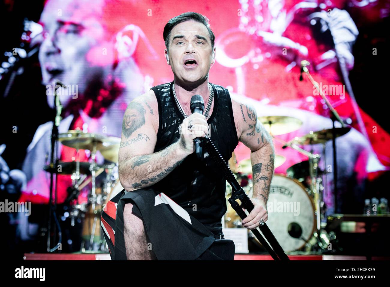 2017 robbie williams on stage hi-res stock photography and images - Alamy
