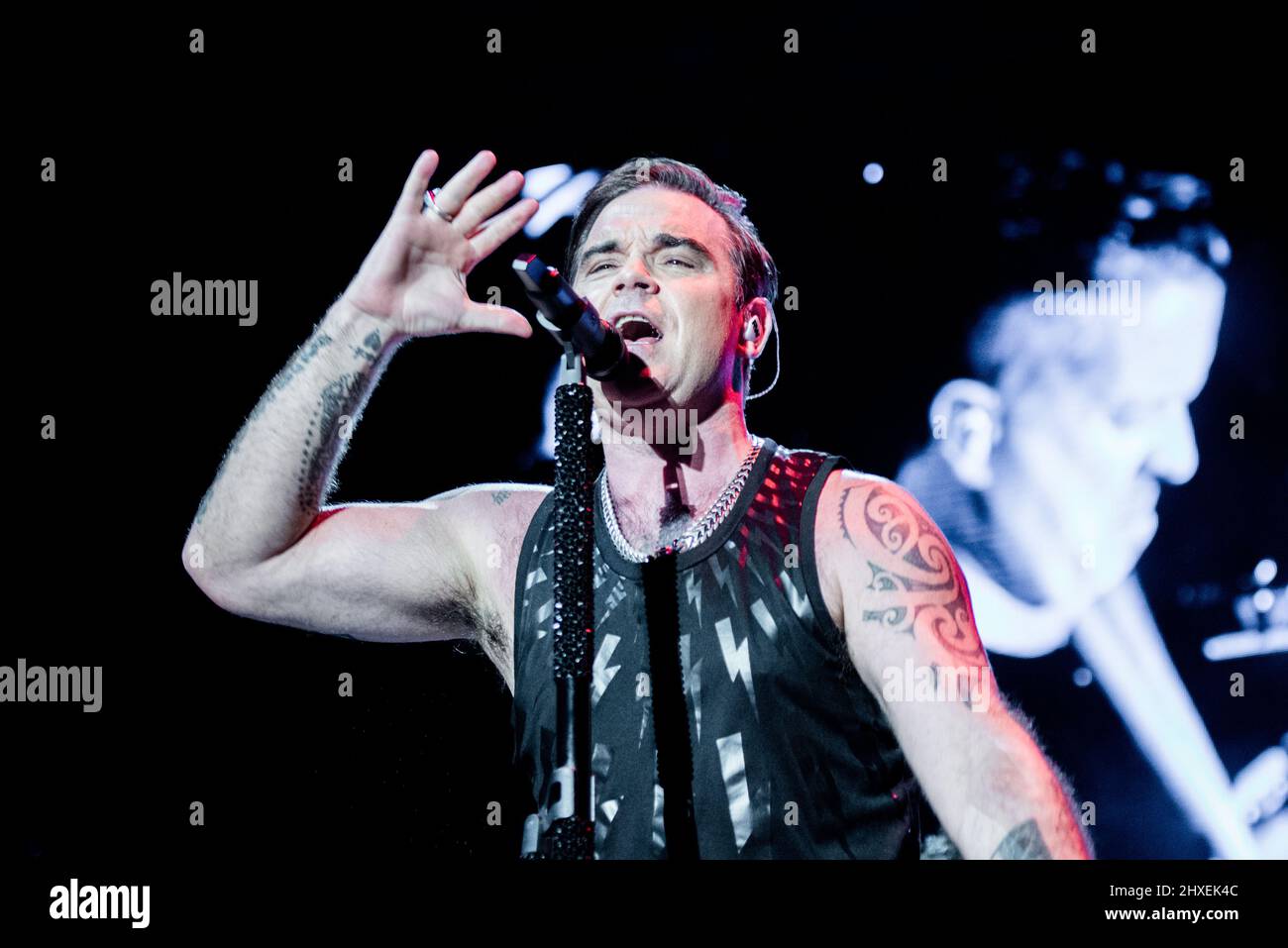 2017 robbie williams on stage hi-res stock photography and images - Alamy