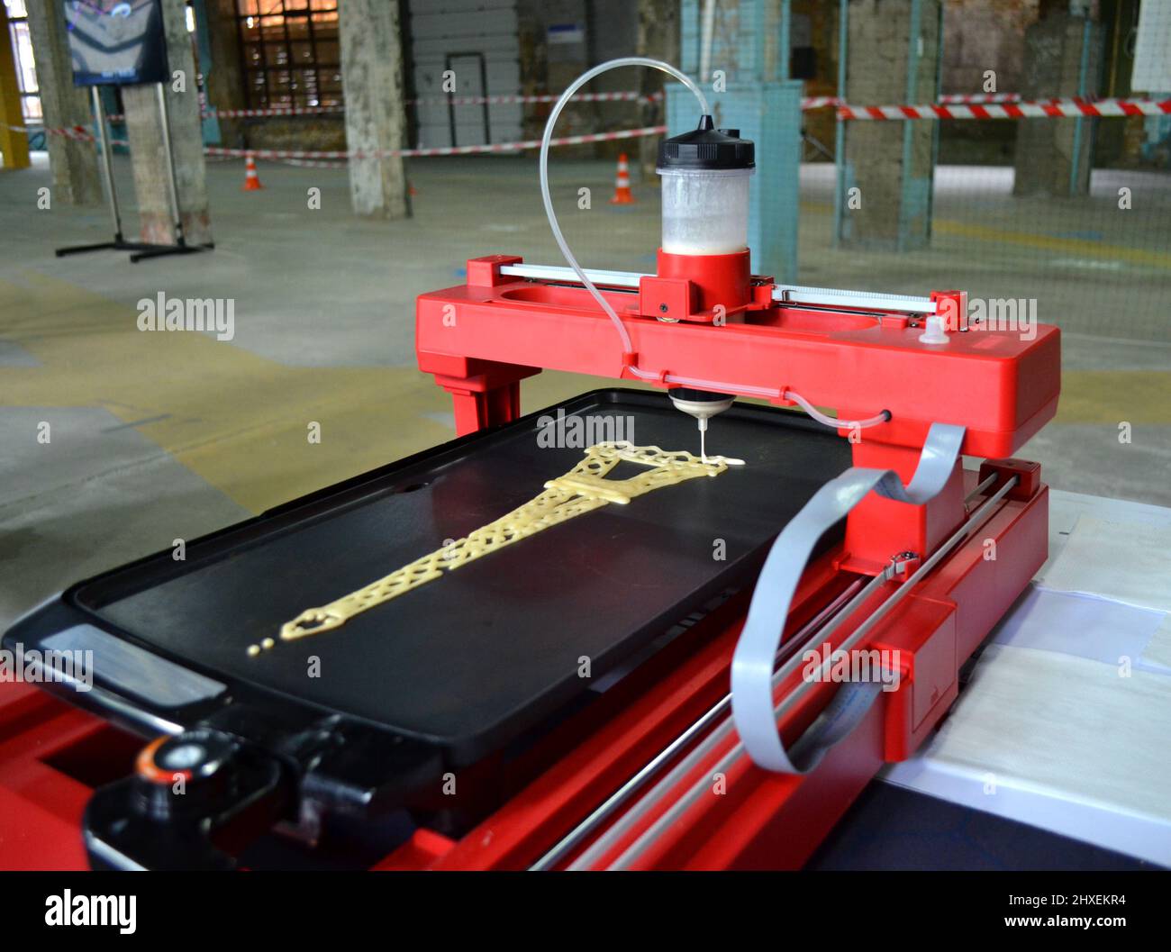 3d Printer That Printing A Liquid Dough Stock Photo Alamy 3d-printer-that-printing-a-liquid-dough-stock-photo-alamy