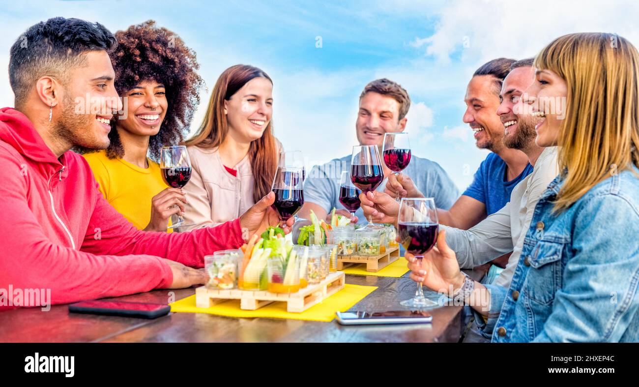 Students drinking alcohol hi-res stock photography and images - Alamy