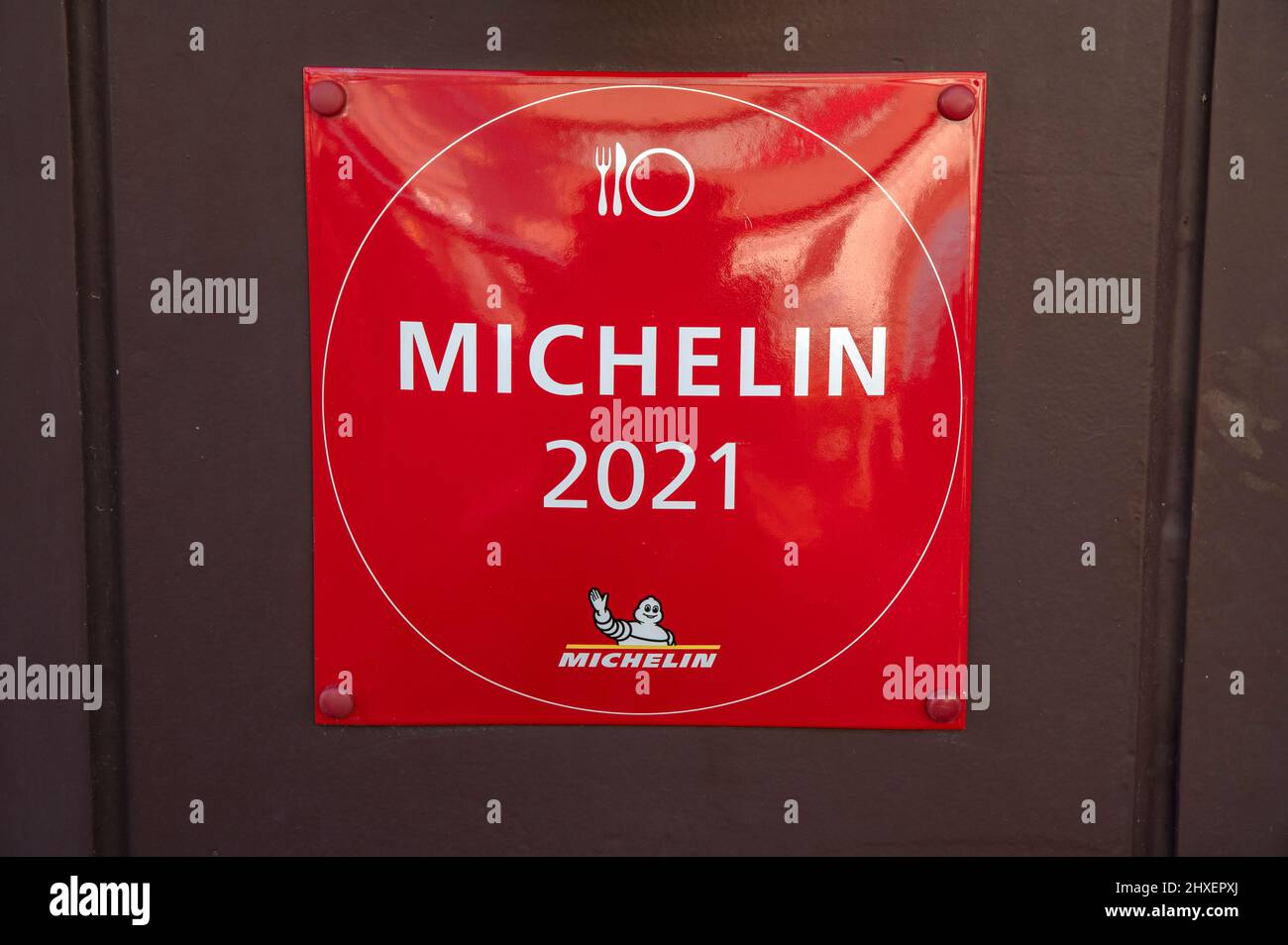 Red michelin sign hi-res stock photography and images - Alamy