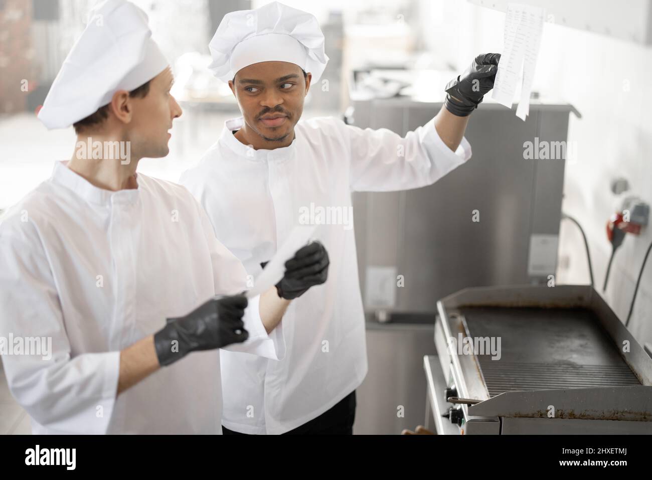 Cook to order hi-res stock photography and images - Alamy