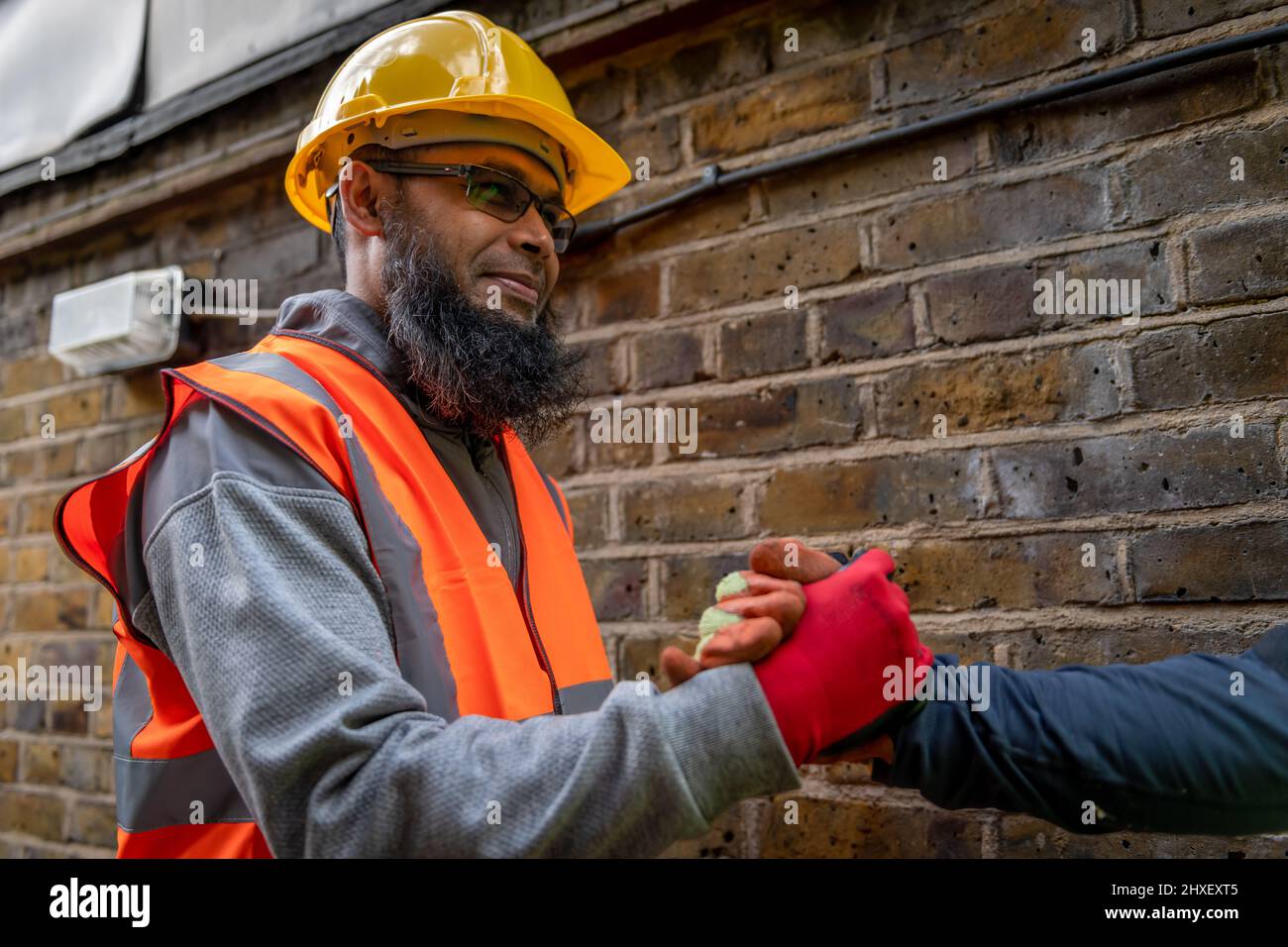 Contractor shaking hands hi-res stock photography and images - Alamy