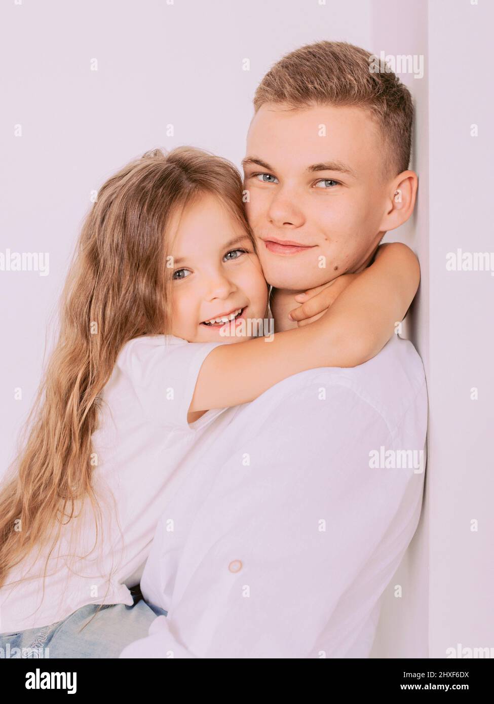 Girl cuddling her sister hi-res stock photography and images - Alamy