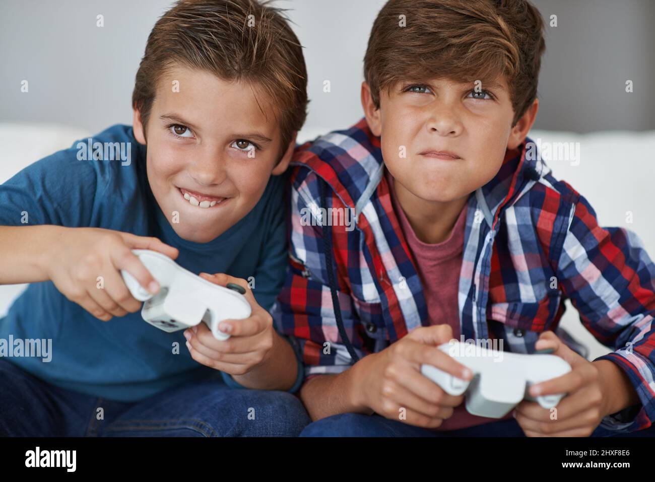 Boys playing video games hi-res stock photography and images - Alamy