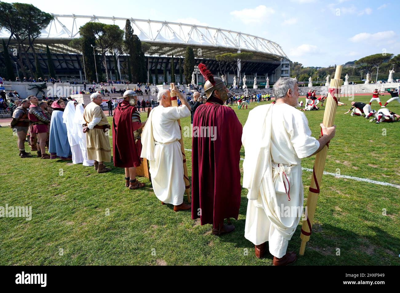 Wearing togas hi-res stock photography and images - Alamy