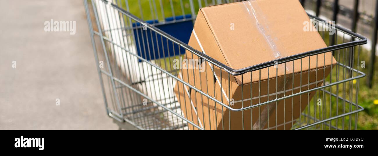 Brown cardboard moving box in the cart Stock Photo - Alamy