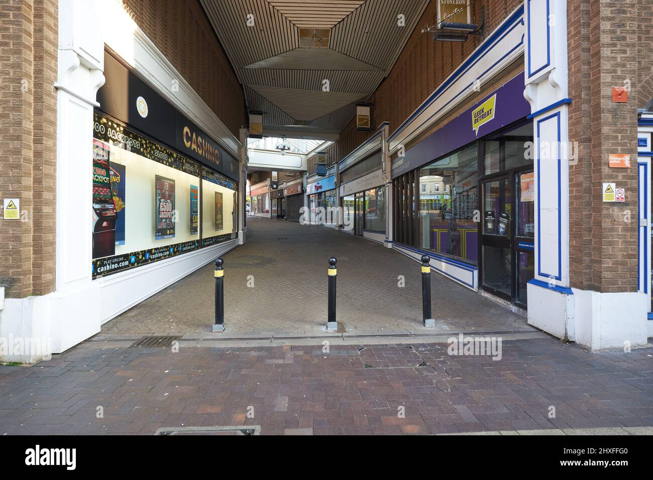 Precinct shop fronts hi-res stock photography and images - Alamy