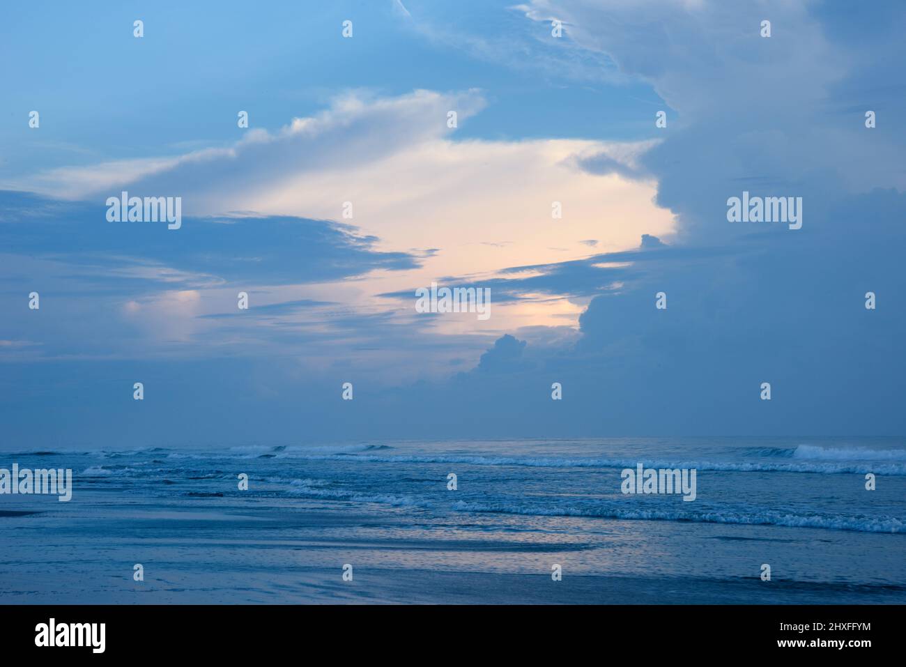 Morning sunrise over the ocean in Florida Stock Photo - Alamy