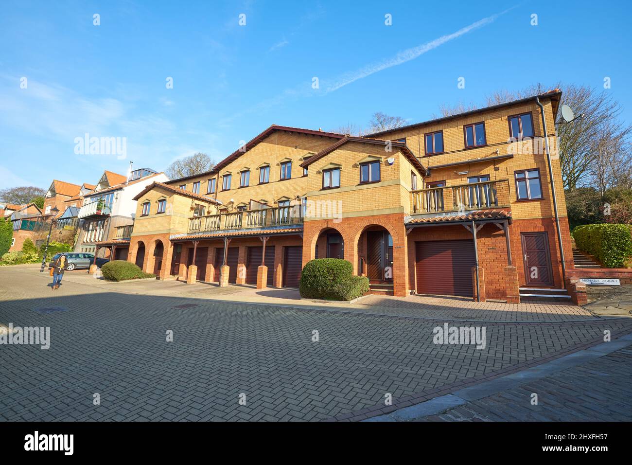 Quiet back street and housing hi-res stock photography and images - Alamy