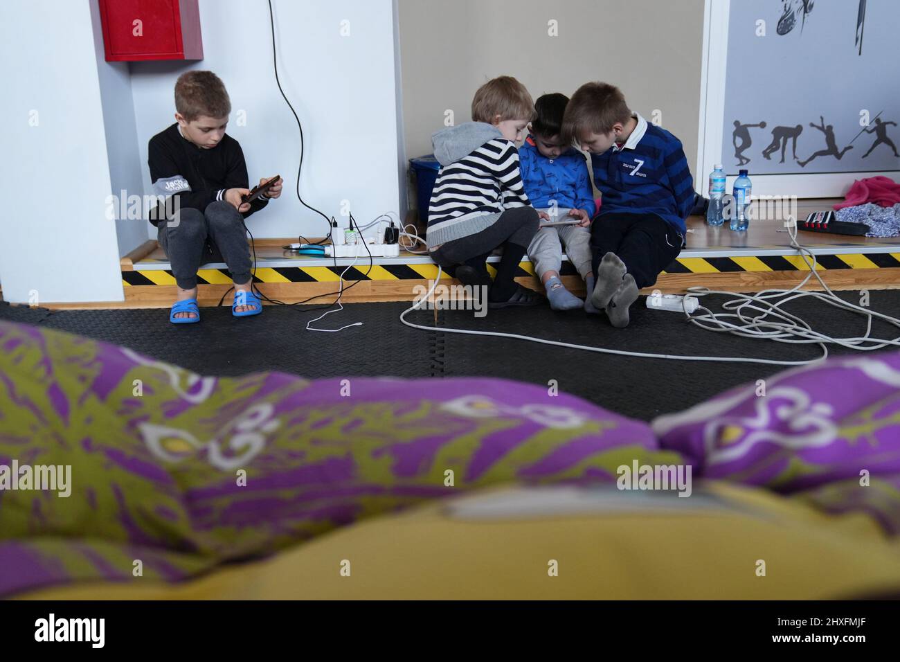 Children with devices in school hi-res stock photography and images - Alamy