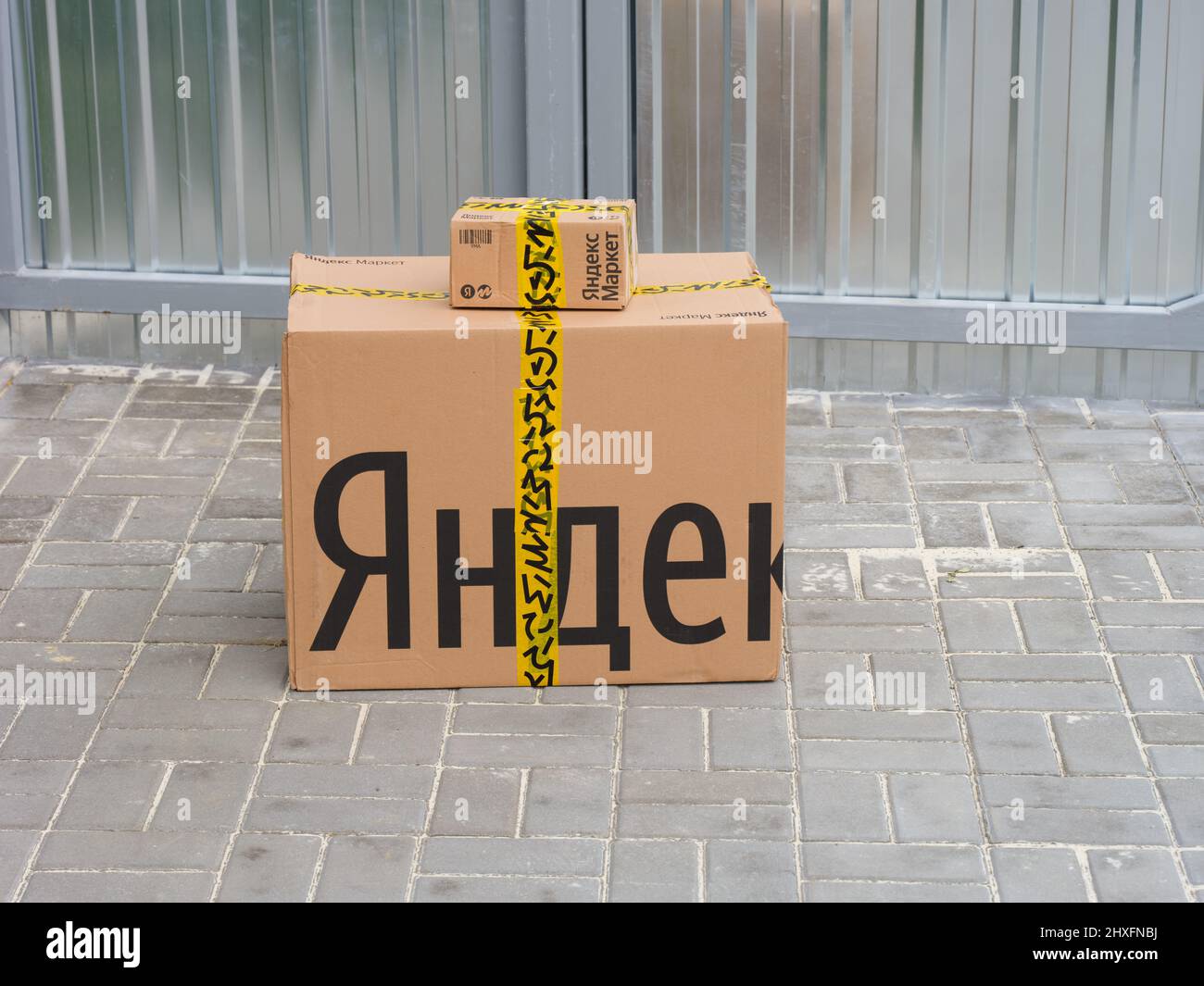 Boxes delivered to door hi-res stock photography and images - Alamy