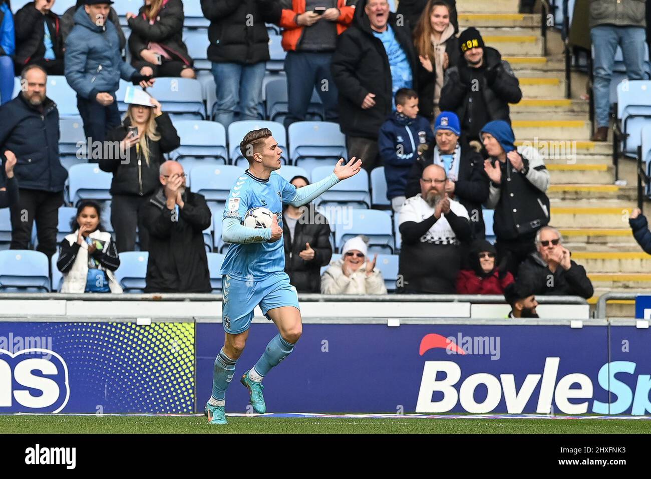 Viktor Gyokeres #17 of Coventry City scelebrates his goal to make it 1 ...