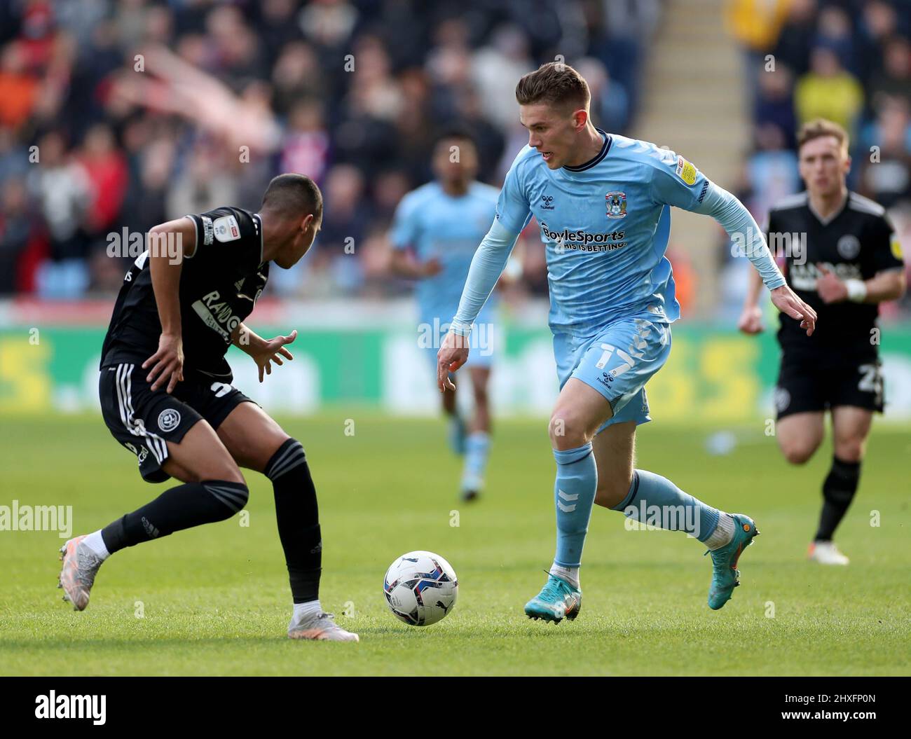 Sheffield United's Kyron Gordon (left) and Coventry City's Viktor ...