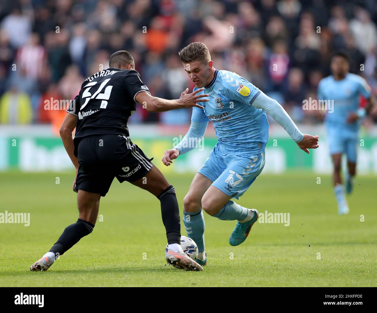 Sheffield United's Kyron Gordon (left) and Coventry City's Viktor ...