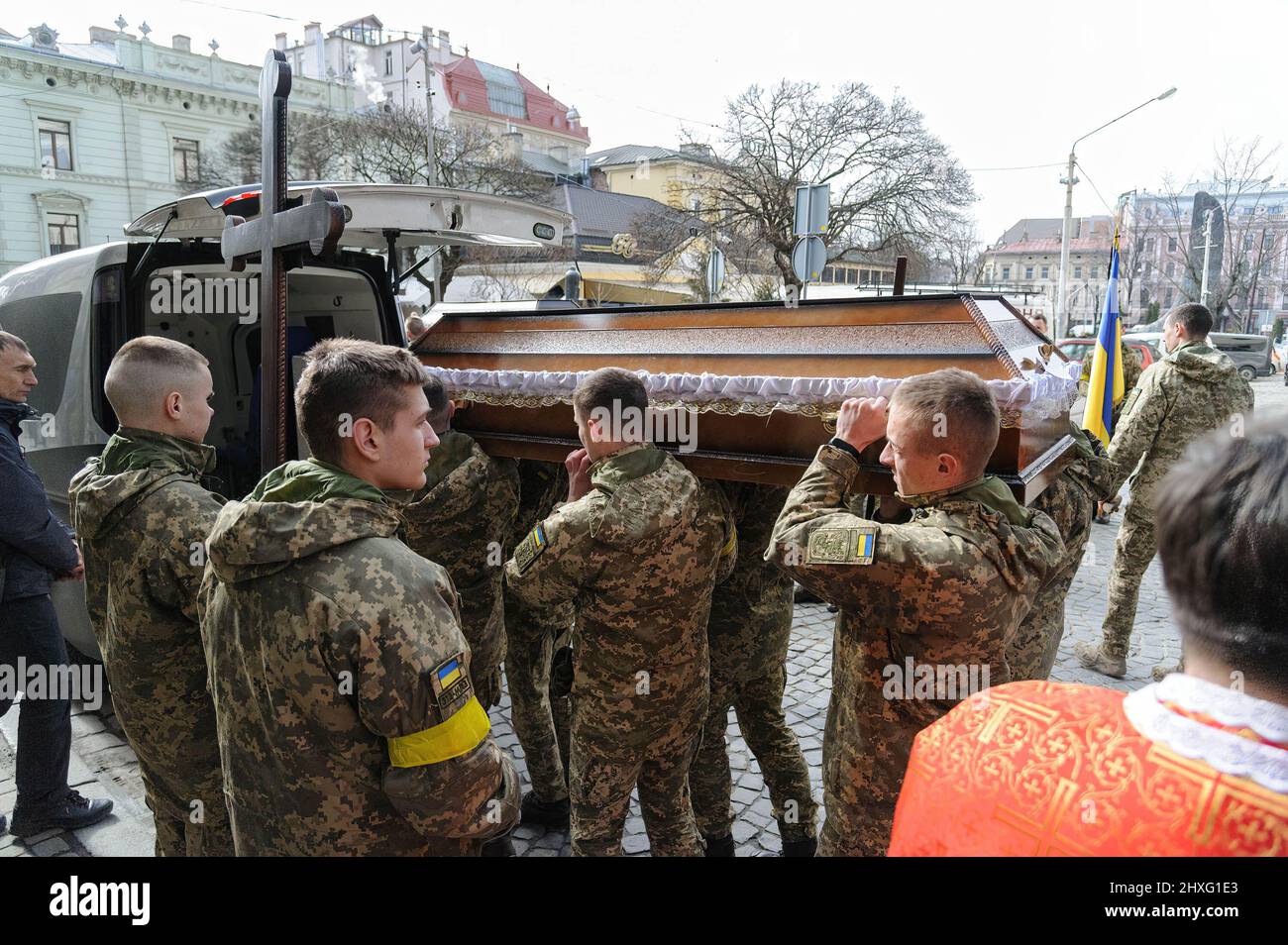 Ukrainian servicemen load a coffin of one of the three Ukrainian ...
