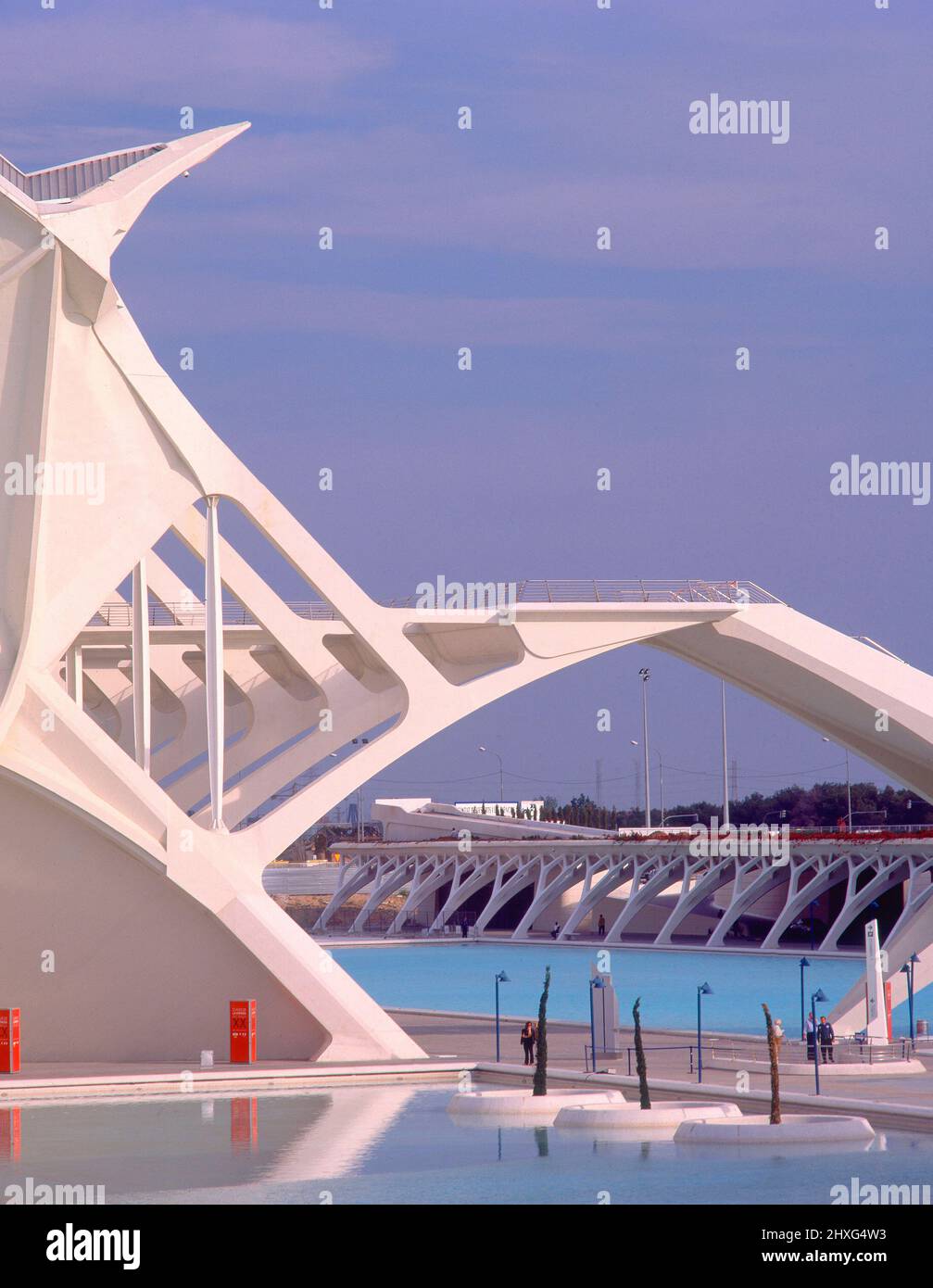MUSEO DE LAS CIENCIAS "PRINCIPE FELIPE" AL FONDO EL APARCAMIENTO DE L ...
