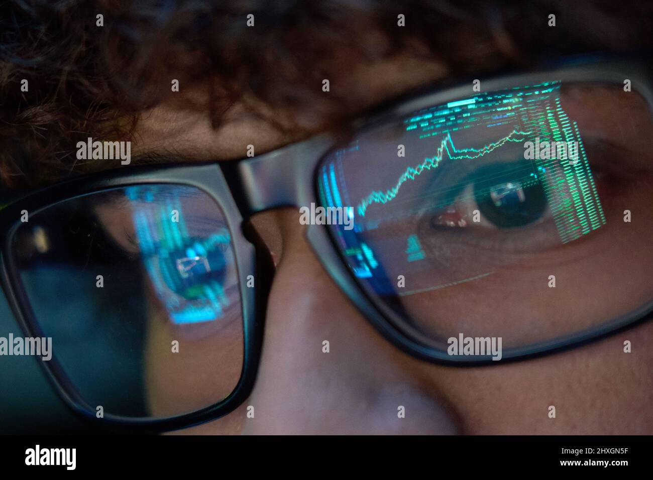 Eyeglasses reflection screen hi-res stock photography and images - Alamy