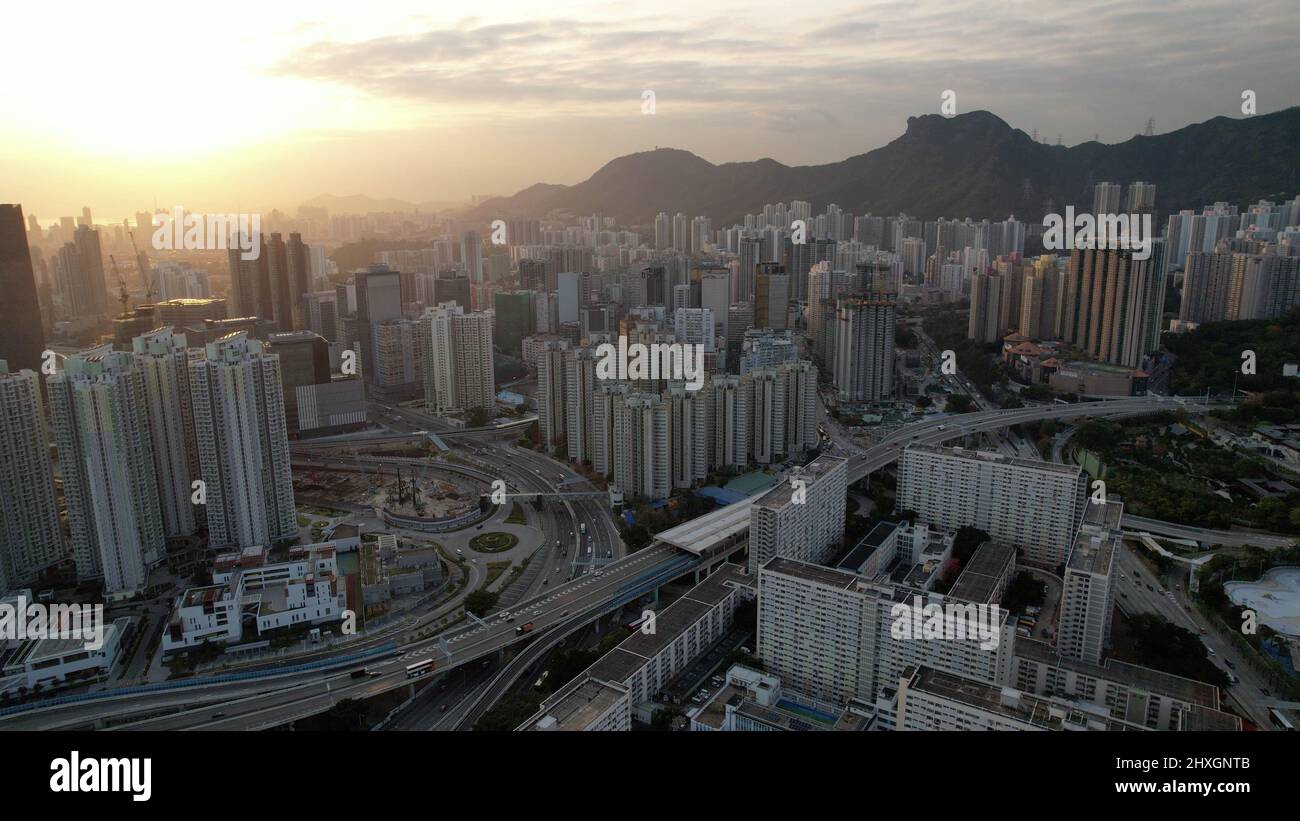 Kowloon cityscape with sunset, with lion rock Stock Photo - Alamy
