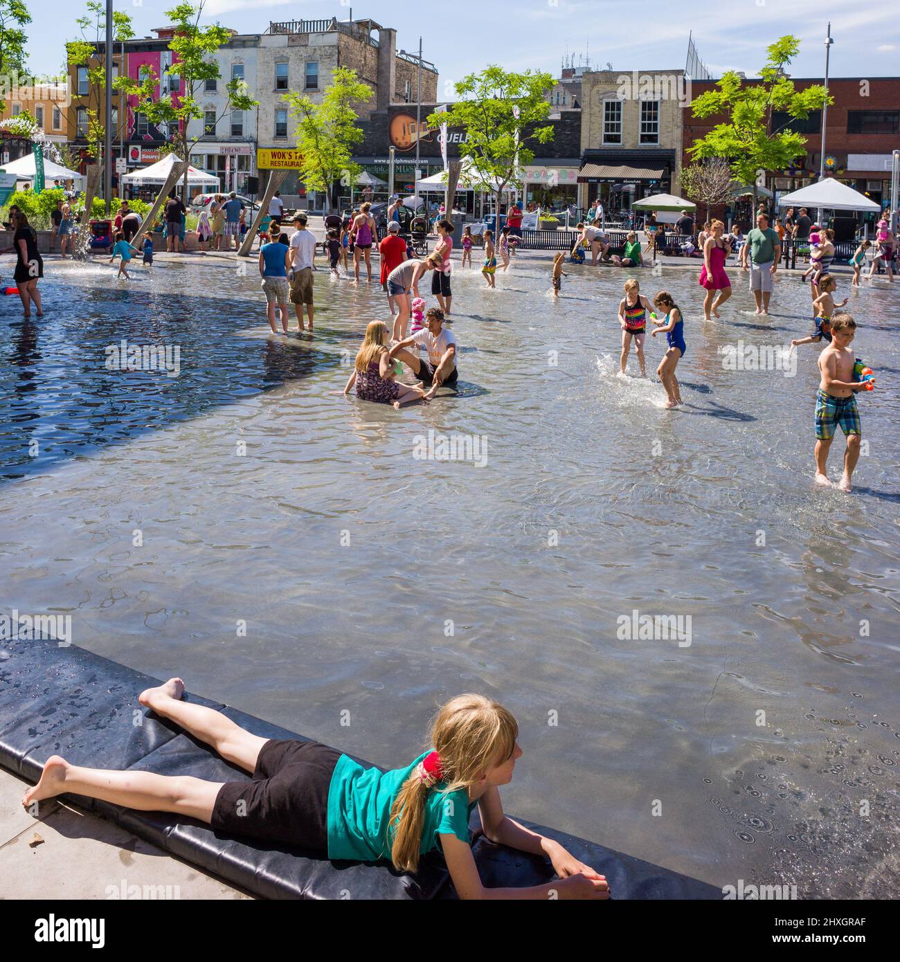 Urban splash pad hi-res stock photography and images - Alamy