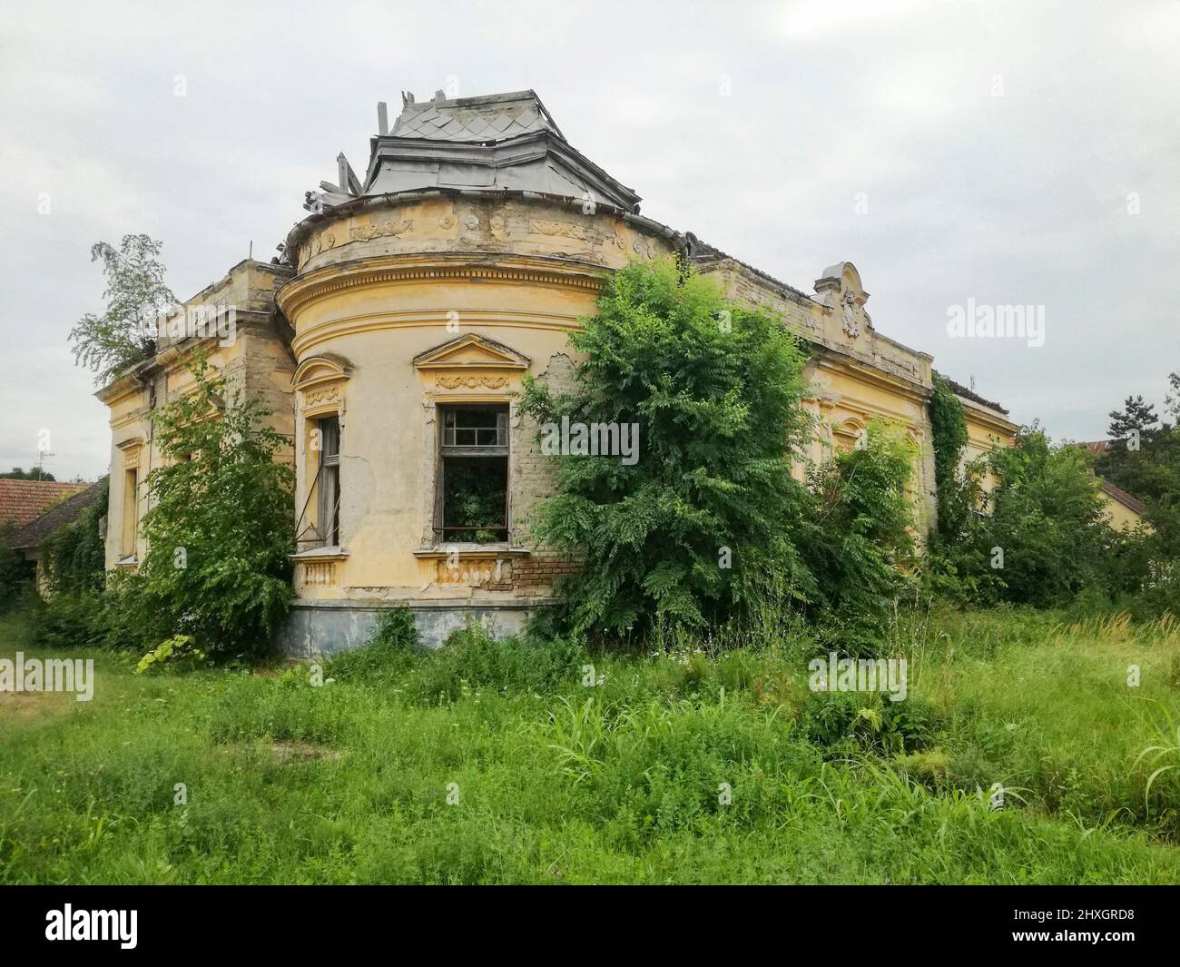 An old abandoned house in Mol, Backa, Vojvodina, Serbia that is collapsing Stock Photo - Alamy