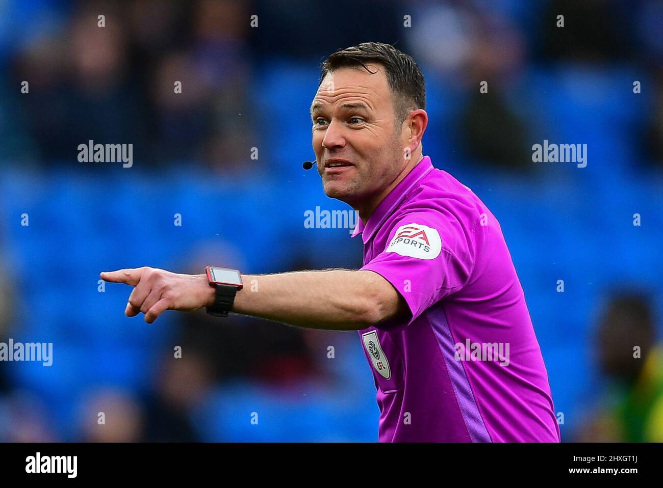 referee , James Linington during the game Stock Photo - Alamy