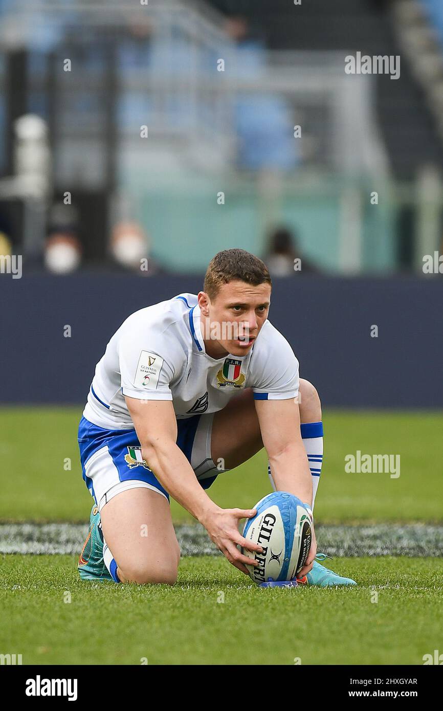Paolo Garbisi of Italy kicking the conversion during football Guinness ...