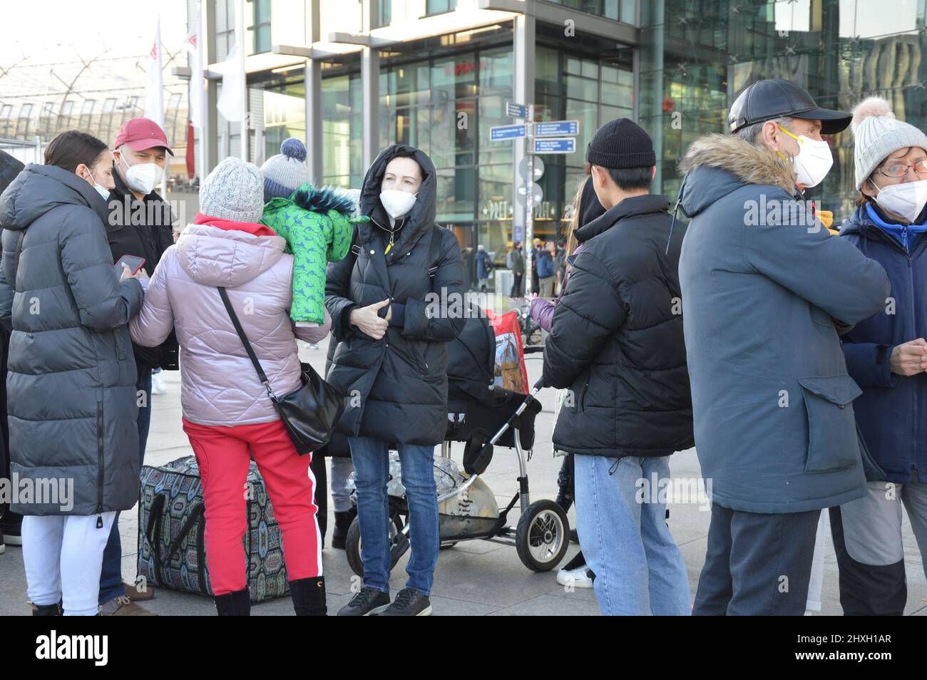 Refugees from Ukraine arrive in The Berlin Main Railway Station ...