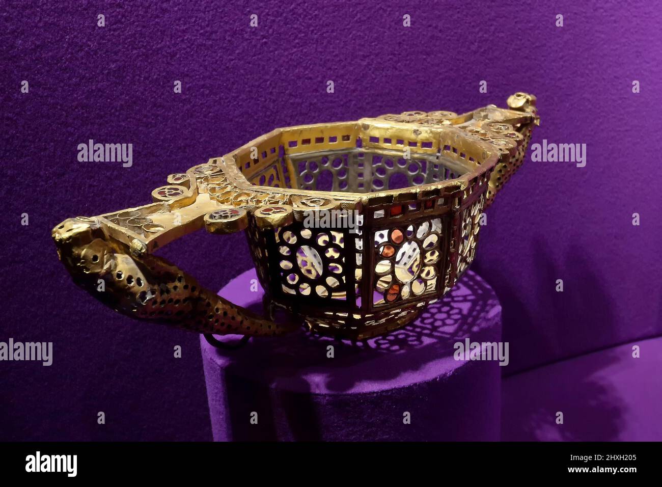 Closca cu puii de aur hi-res stock photography and images - Alamy