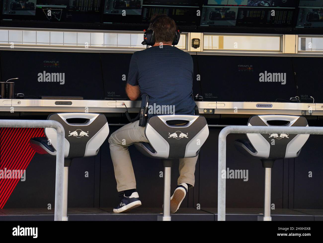 Red bull formula 1 pit wall hi-res stock photography and images - Alamy