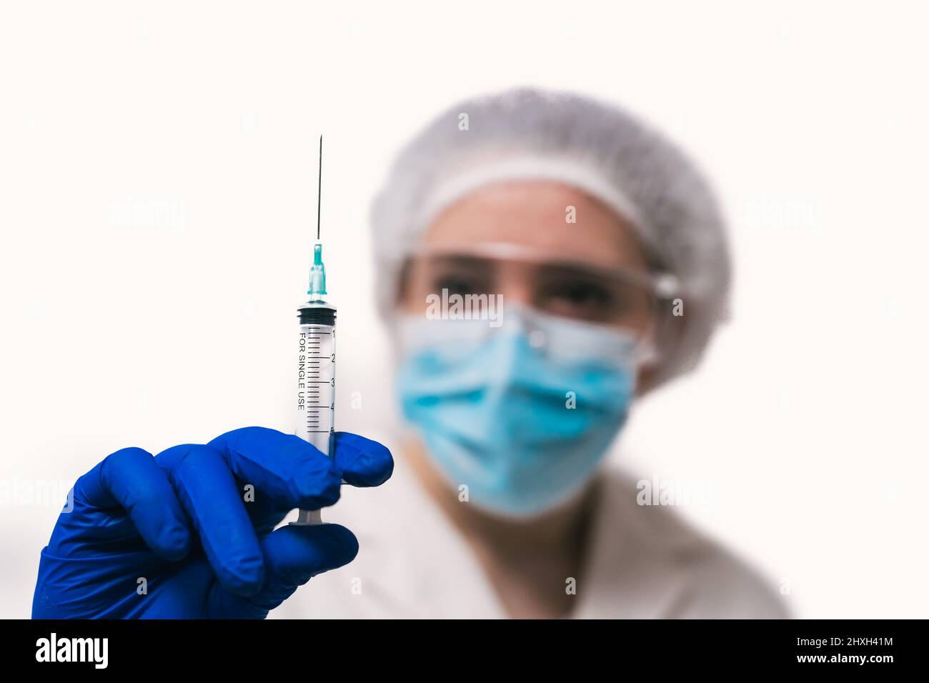 Doctor preparing a syringe for an injection Stock Photo - Alamy