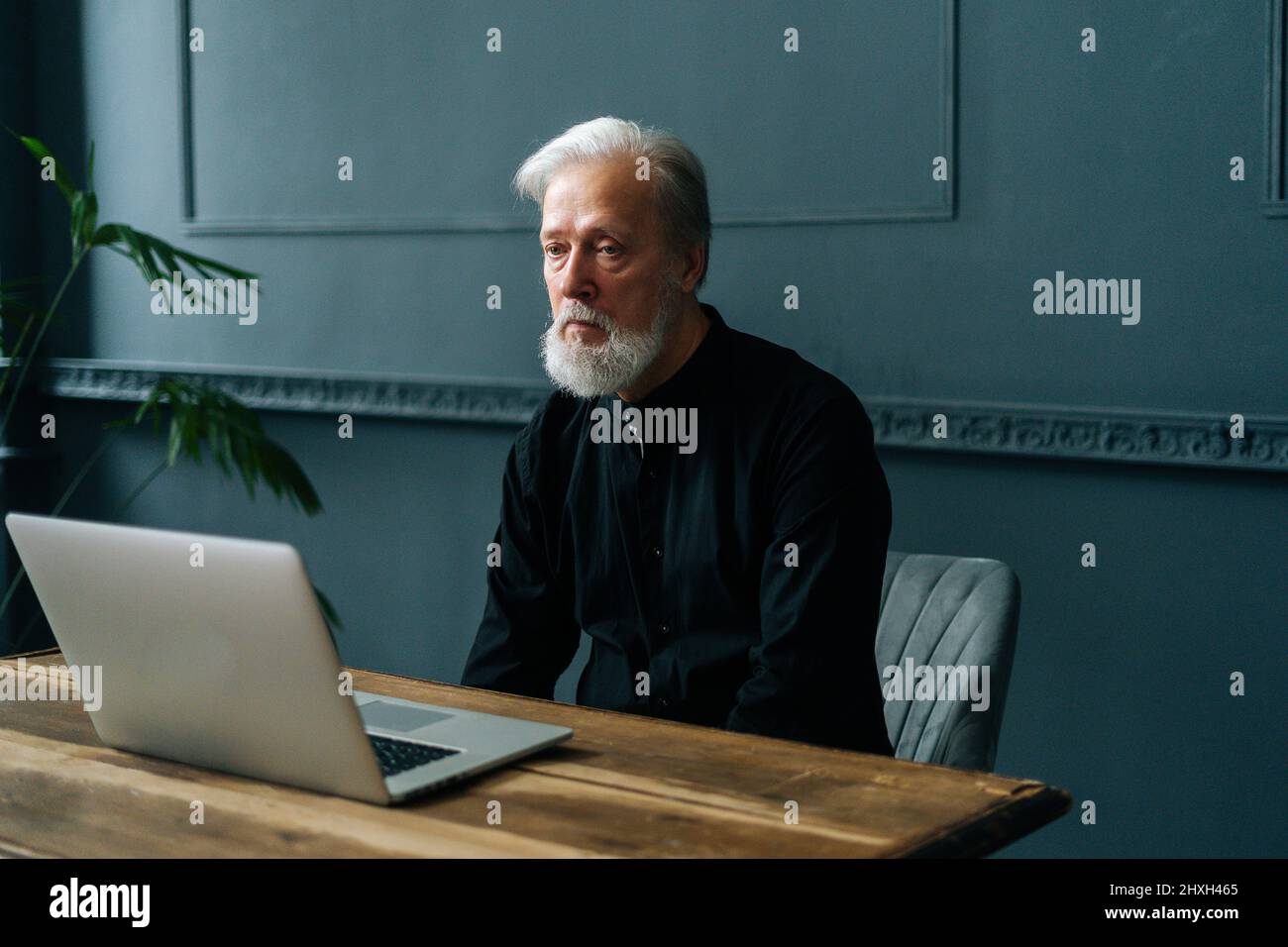 Old man confused computer hi-res stock photography and images - Alamy