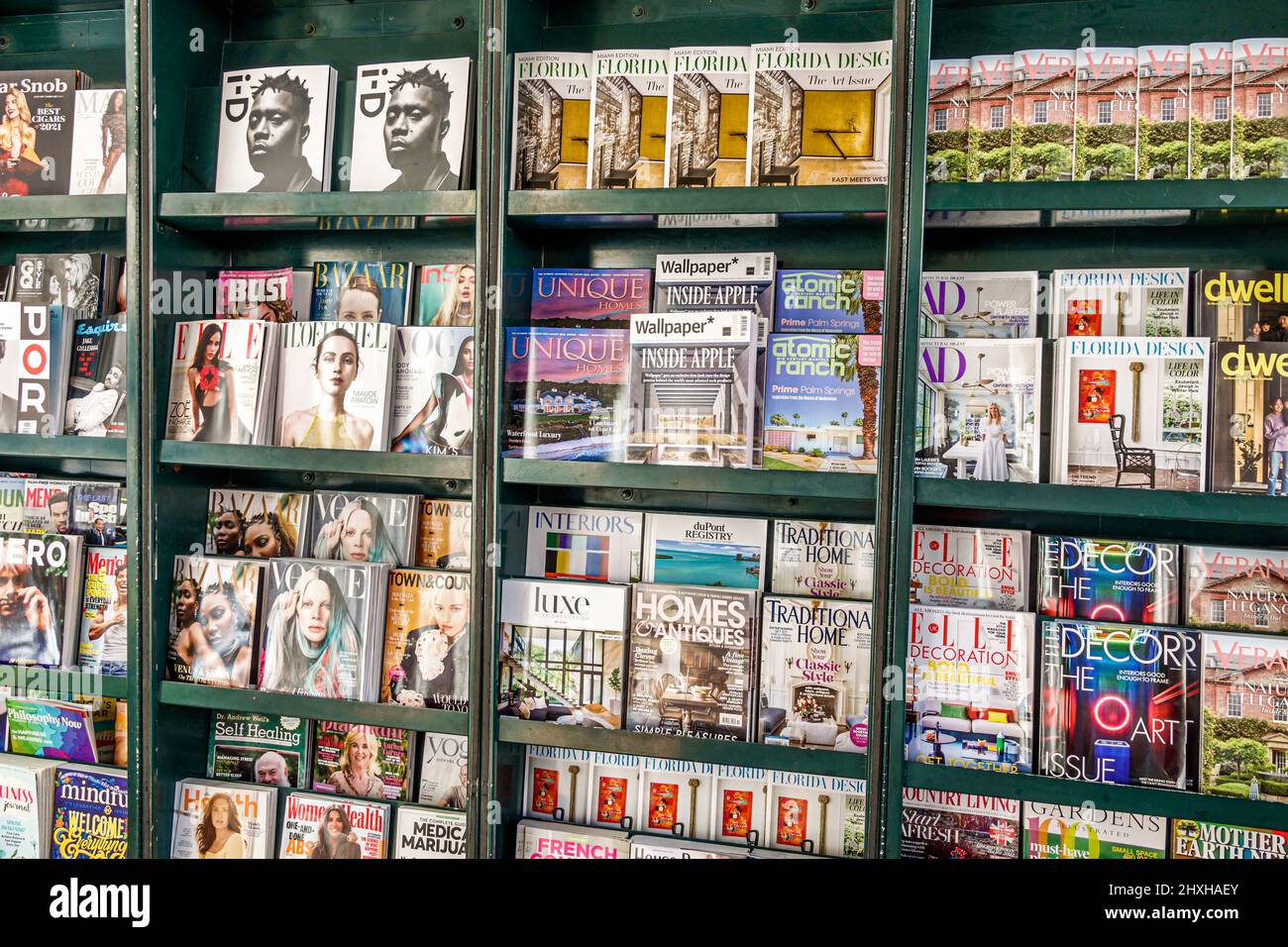 Books and magazines for sale hi-res stock photography and images - Alamy
