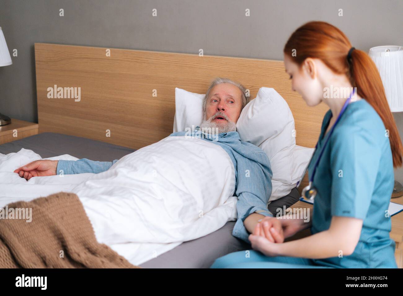 Nurse check pulse patient hospital hi-res stock photography and images ...