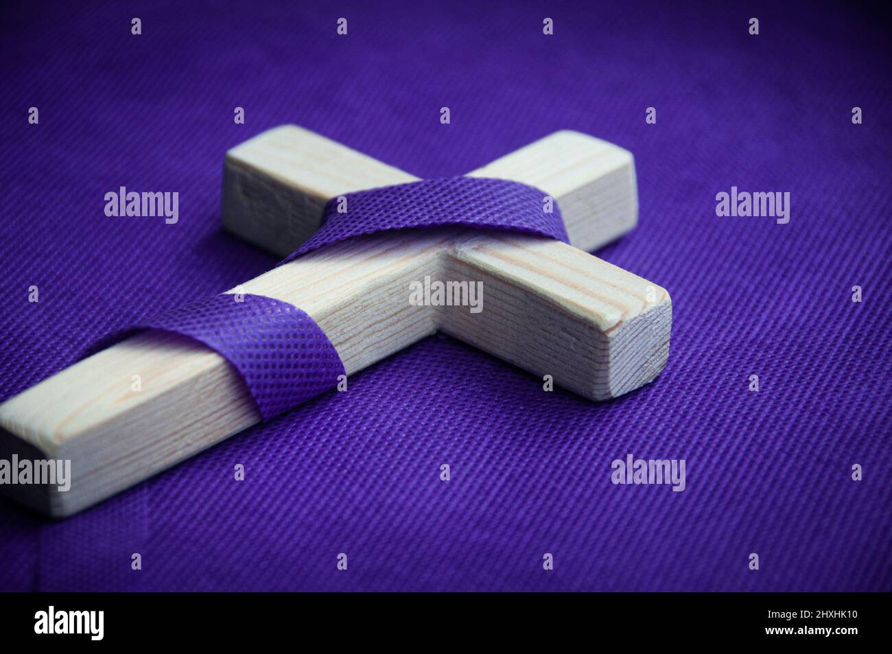 Religious cross on purple background. Good Friday, Lent season and Holy ...