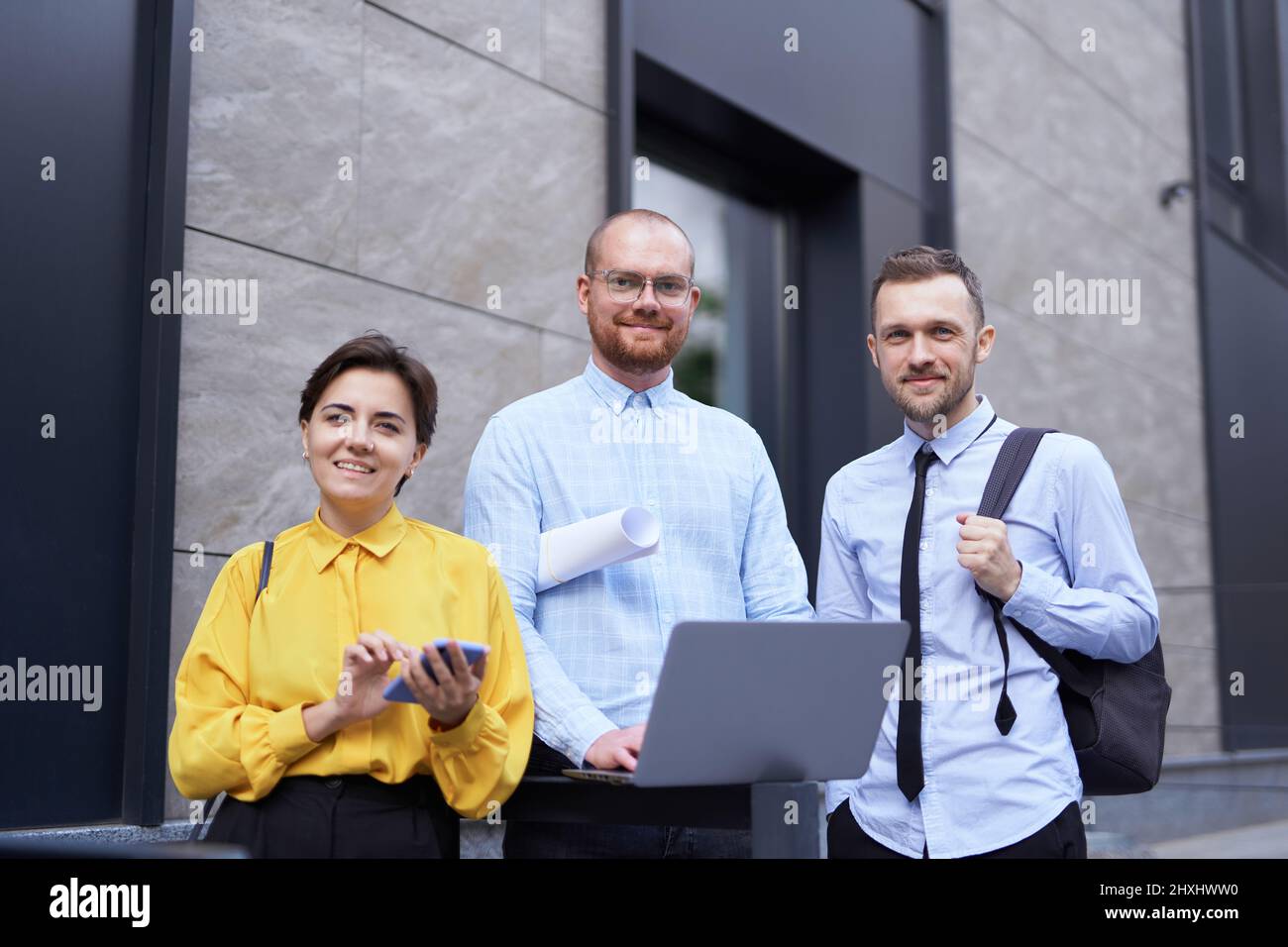 Team working together outdoor hi-res stock photography and images - Alamy